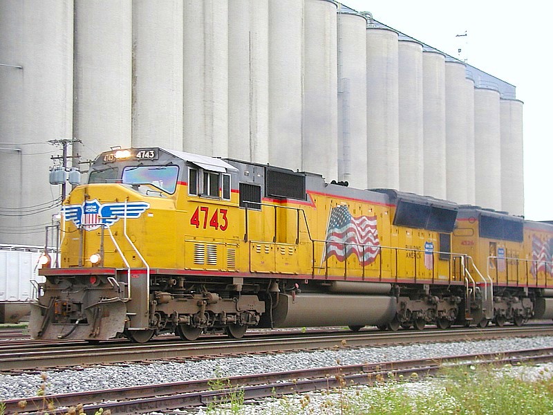 UP 4743 SD70M NS Line